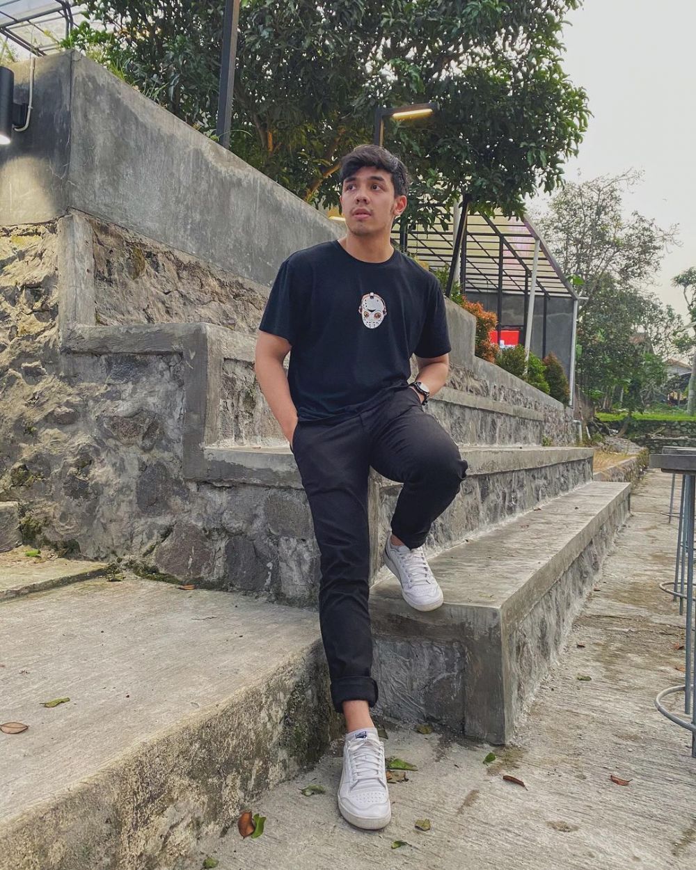 Inspirasi Mix and Match Kaus ala Mario Caesar