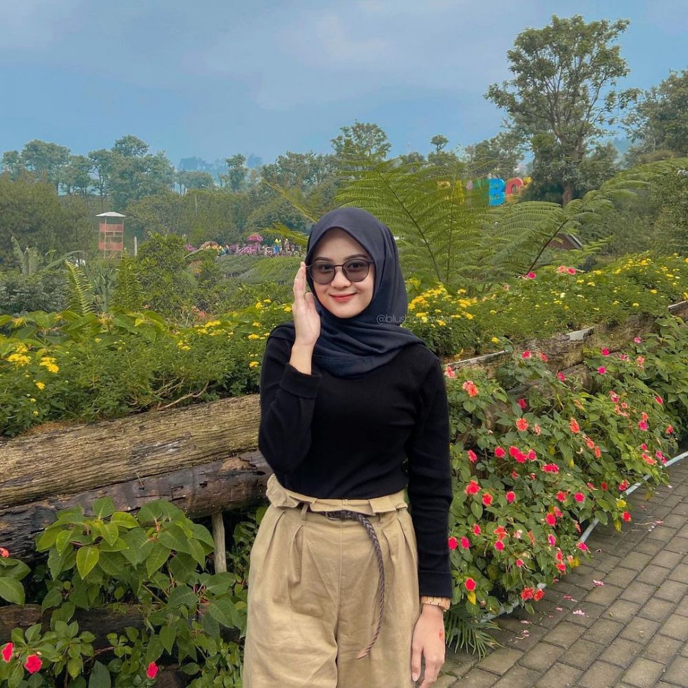 10 Inspirasi Oufit Hijab dengan T-Shirt ala Alifhia Fitri