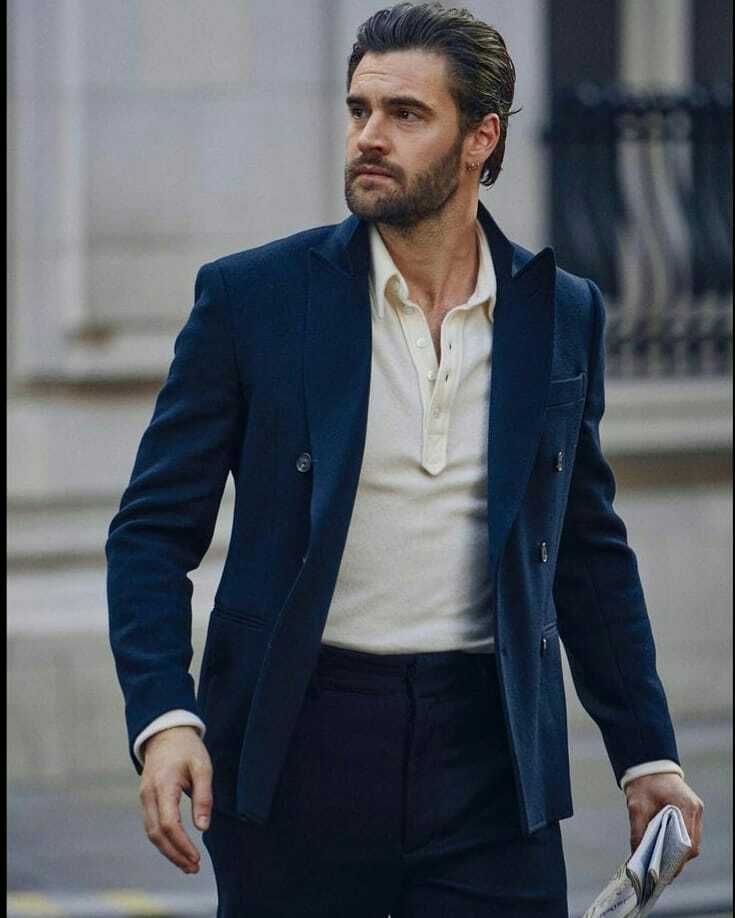 9 Potret Menawan Tom Bateman, Aktor Utama di Beecham House