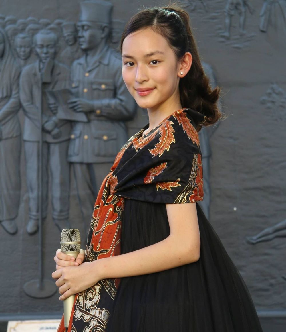 10 Potret Manis Shanna Shannon dalam Balutan Batik