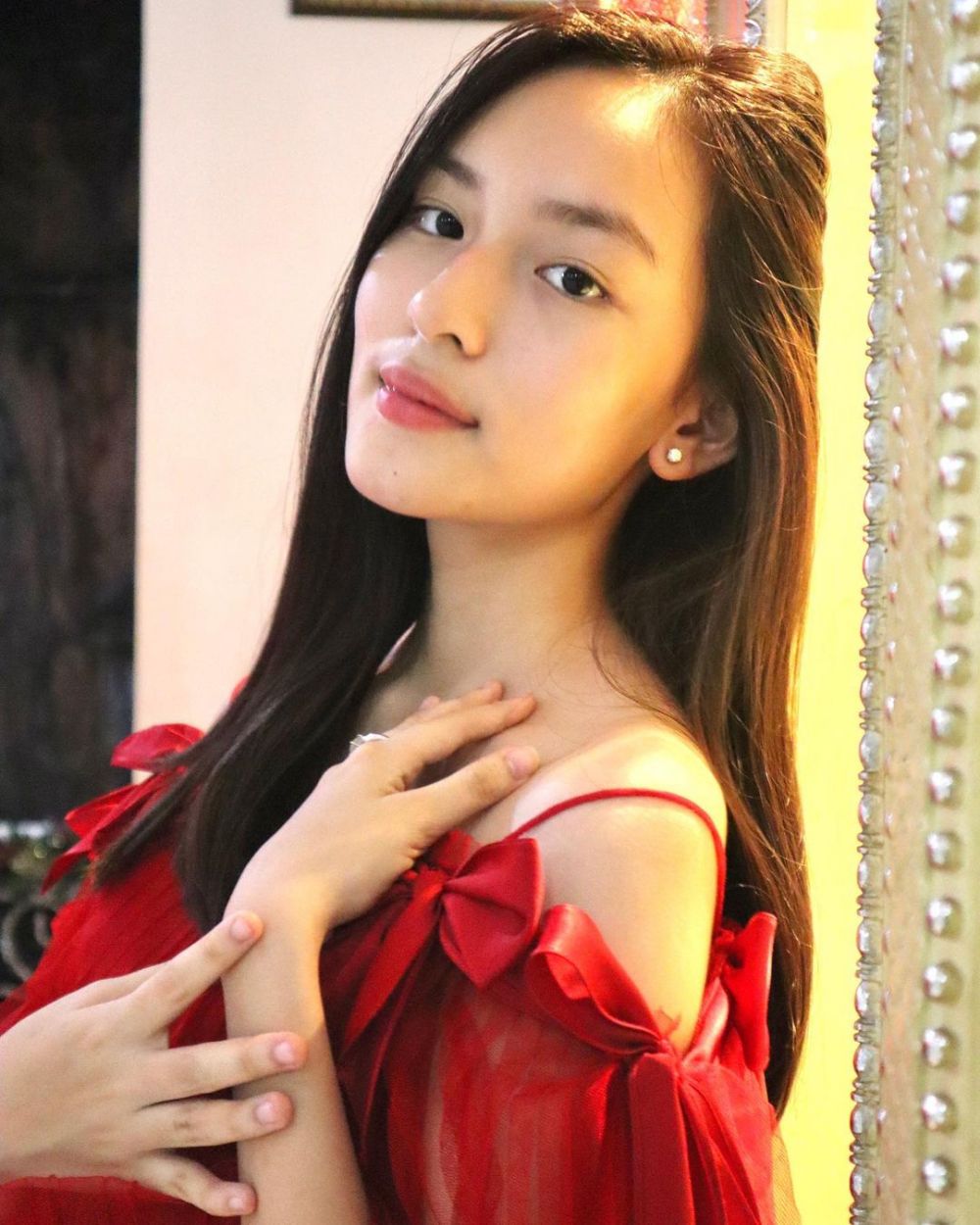 Stunning! 10 Potret Manis Shanna Shannon Pakai Outfit Merah