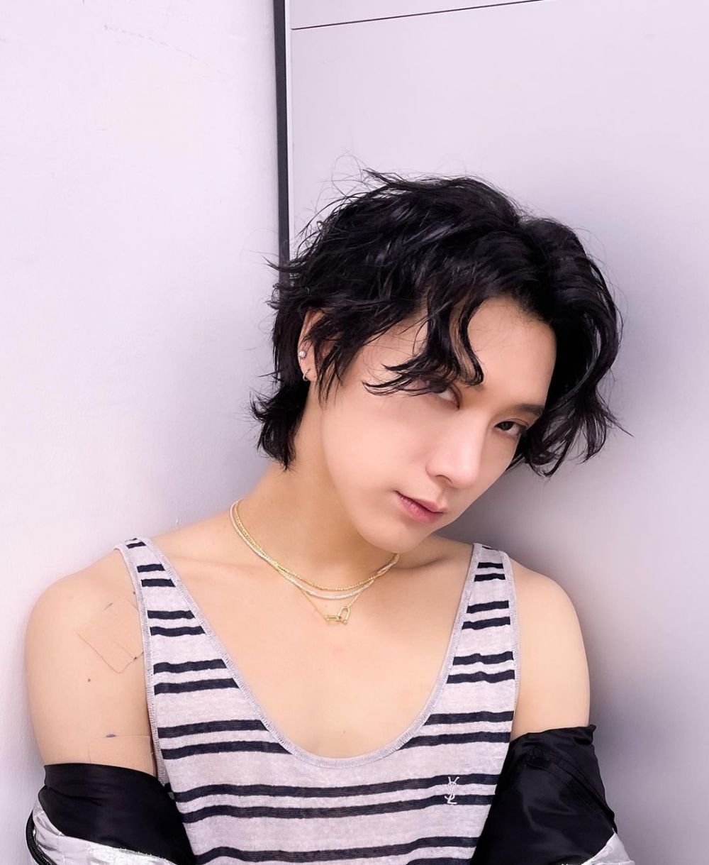 10 Potret Kece Ten WayV dengan Mullet Hair, Makin Maskulin