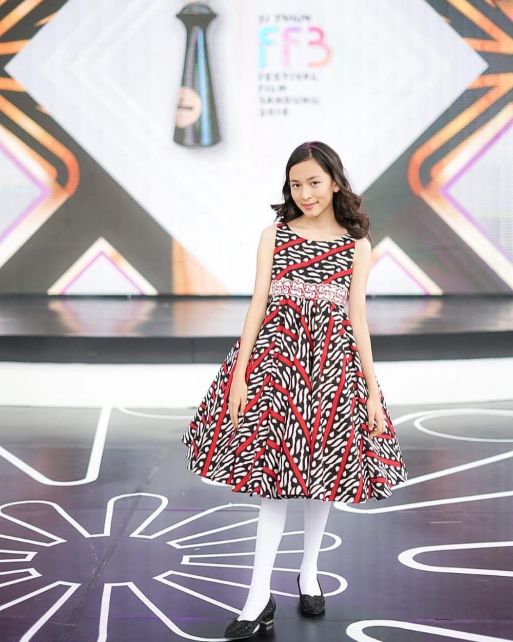 10 Potret Manis Shanna Shannon dalam Balutan Batik