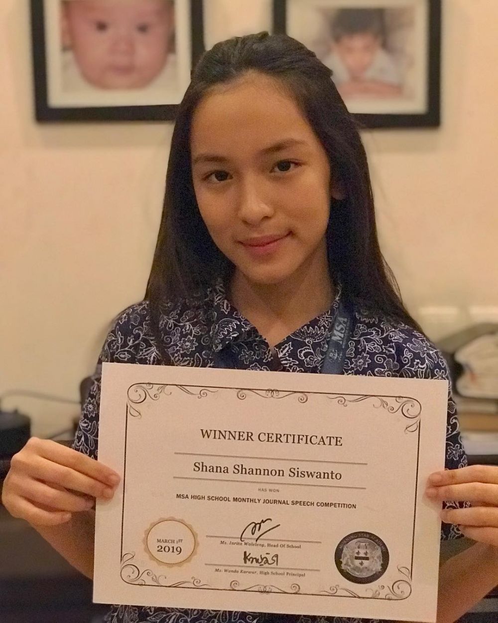 10 Potret Manis Shanna Shannon dalam Balutan Batik