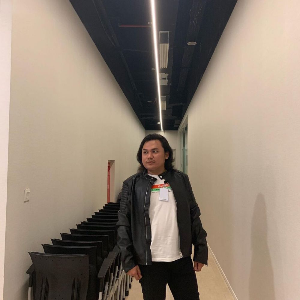 9 Ide Gaya dari Kasual hingga Formal ala Keanu Angelo