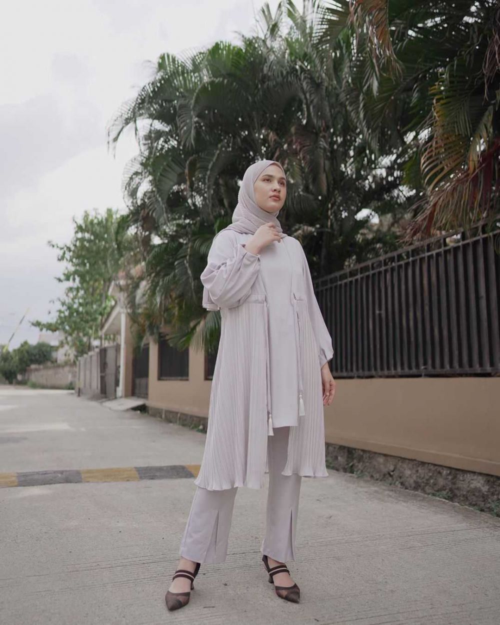 10 Mix and Match Outfit Hijab Street Style ala Dwi Handa