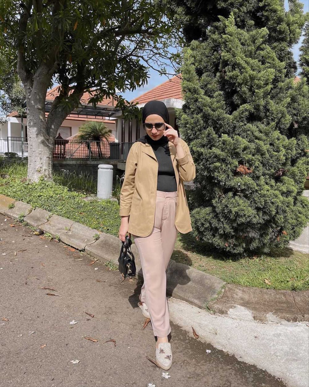 10 Mix and Match Outfit Hijab Street Style ala Dwi Handa