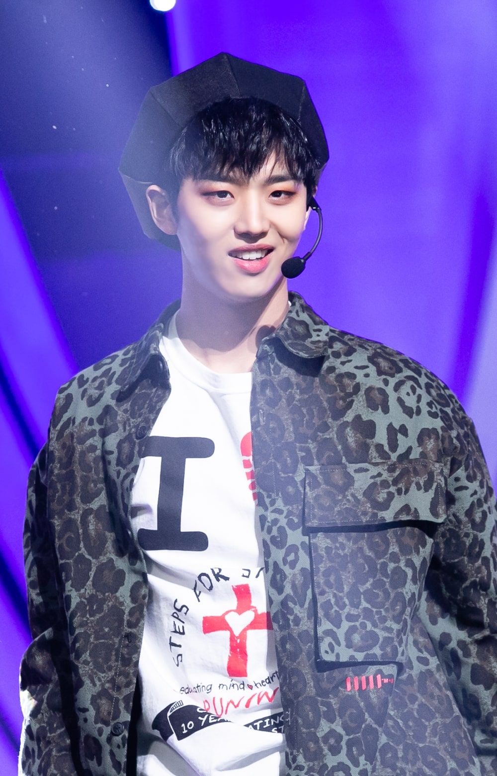 Genap 27 Tahun 10 Potret Hongseok Pentagon Di Atas Panggung
