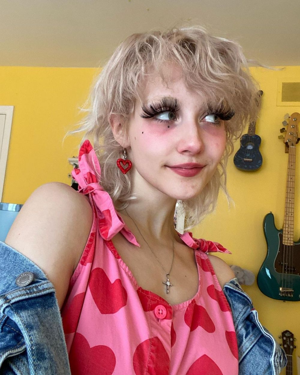 Tampil Segar Berkepala Botak, Ini 10 Fakta Chloe Moriondo