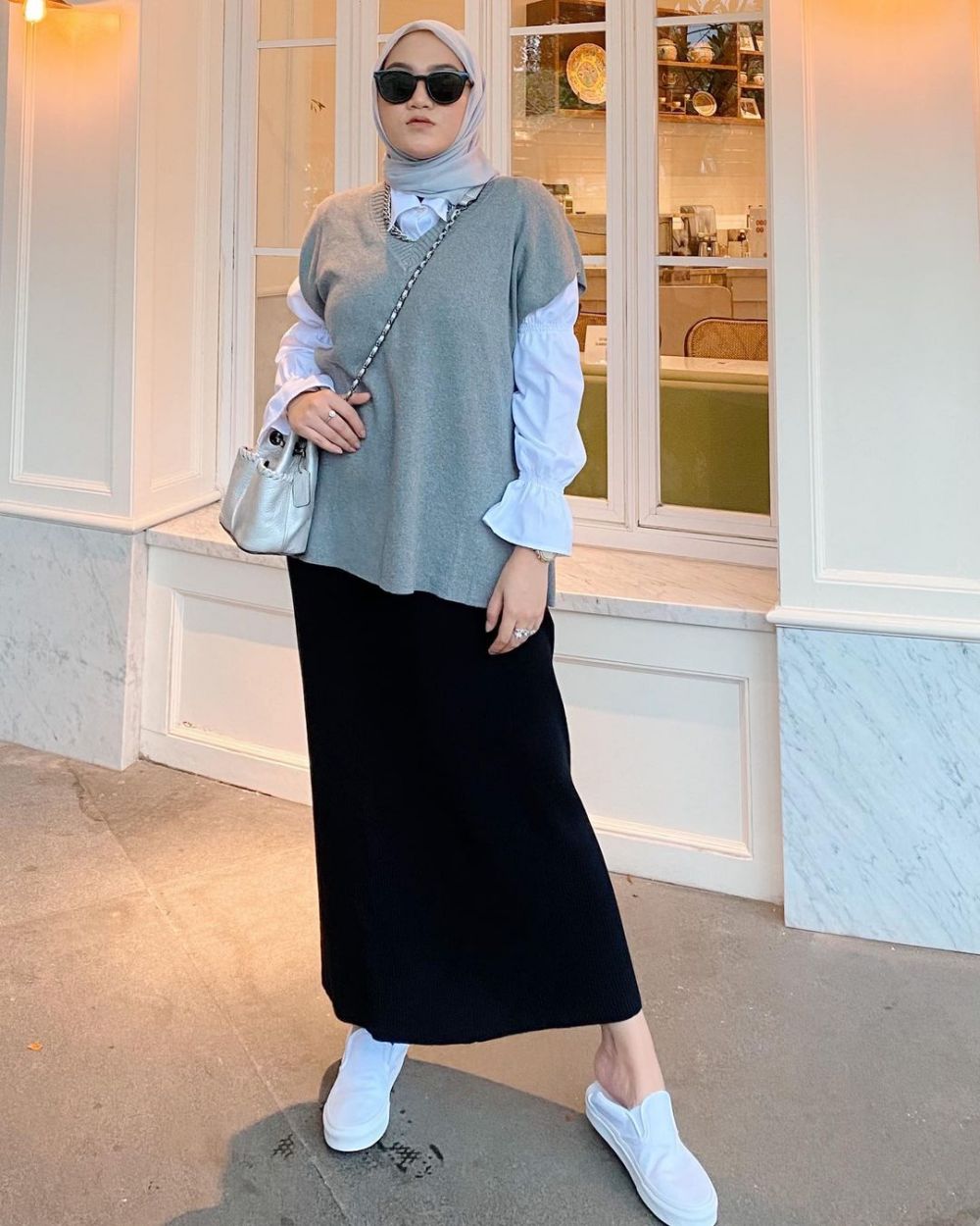 10 Inspirasi Outfit Office Look ala Selebgram Chacha Thaib
