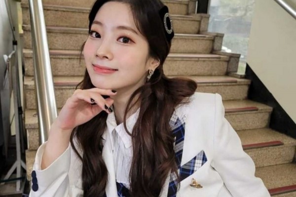 9 Potret Dahyun TWICE di Belakang Panggung, Memikat Banget 9 Potret Dahyun TWICE di Belakang Panggung, Memikat Banget