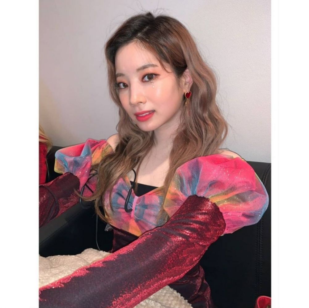 9 Potret Dahyun TWICE di Belakang Panggung, Memikat Banget 9 Potret Dahyun TWICE di Belakang Panggung, Memikat Banget