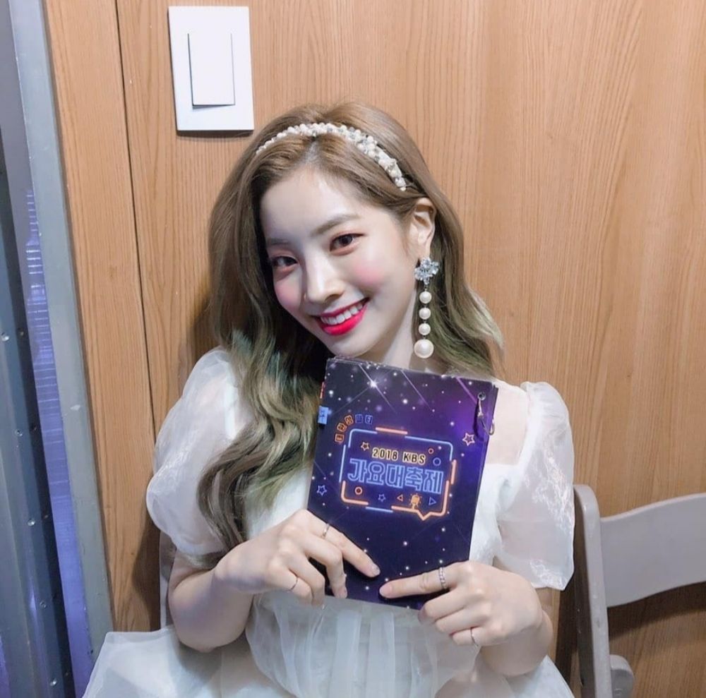 9 Potret Dahyun TWICE di Belakang Panggung, Memikat Banget 9 Potret Dahyun TWICE di Belakang Panggung, Memikat Banget