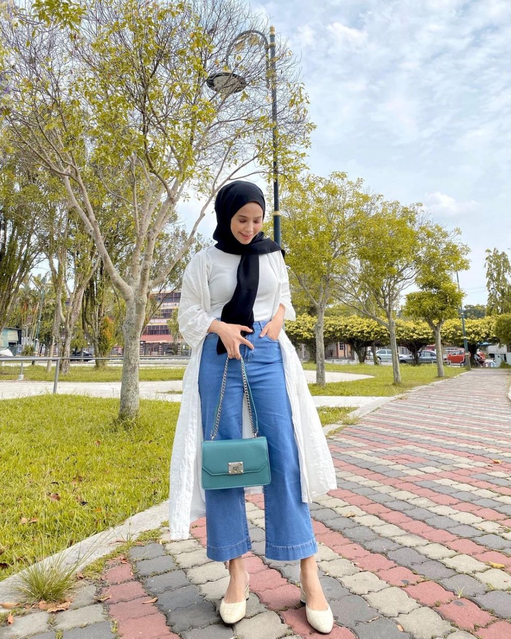 11 Padu Padan Hijab dengan Bawahan Denim Pants ala Mia Daud
