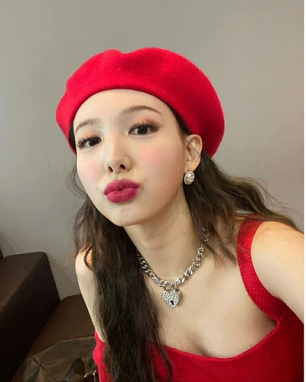 9 Visual Penuh Pesona Nayeon TWICE dengan Sleeveless Dress