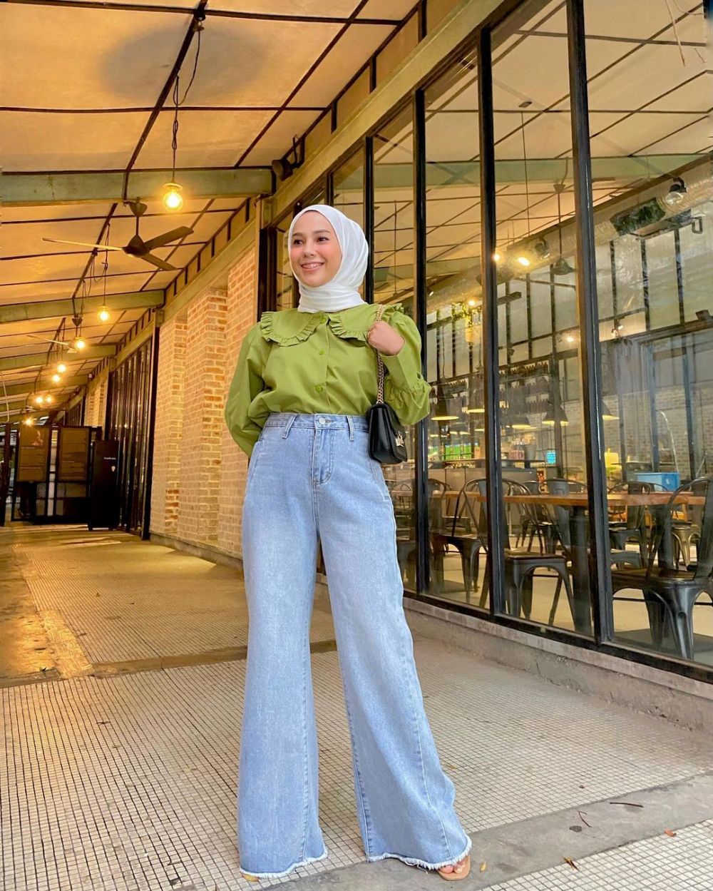 11 Padu Padan Hijab dengan Bawahan Denim Pants ala Mia Daud