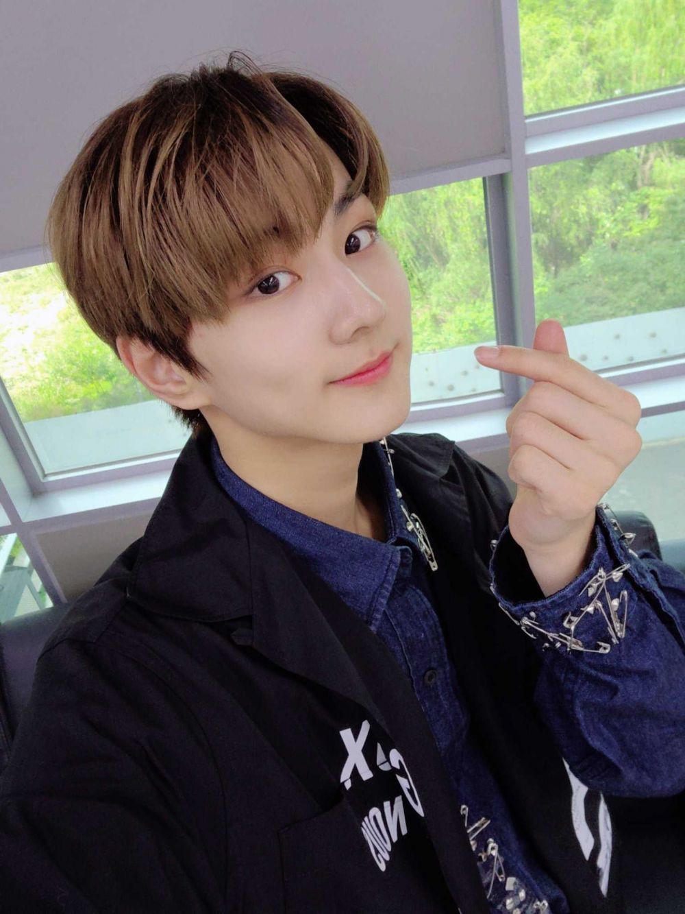 9 Potret Jungwon ENHYPEN dengan Pose Finger Heart Sign