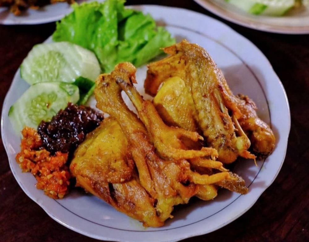 18 Resep Ayam Goreng Khas Indonesia dan Cara Membuatnya
