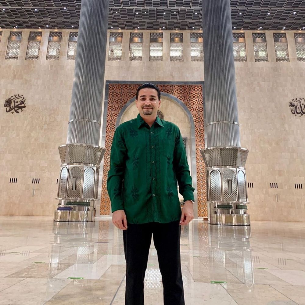 10 Potret Umar Lubis Kian Berkarisma di Usia 48 Tahun