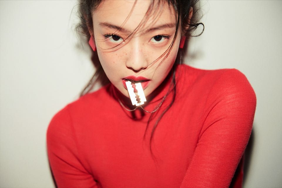 9 Pesona Jennie BLACKPINK dengan Outfit Merah