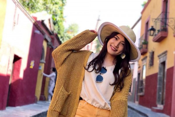 Jago Bahasa Spanyol, 10 Potret Menawan Iriyama Anna AKB4