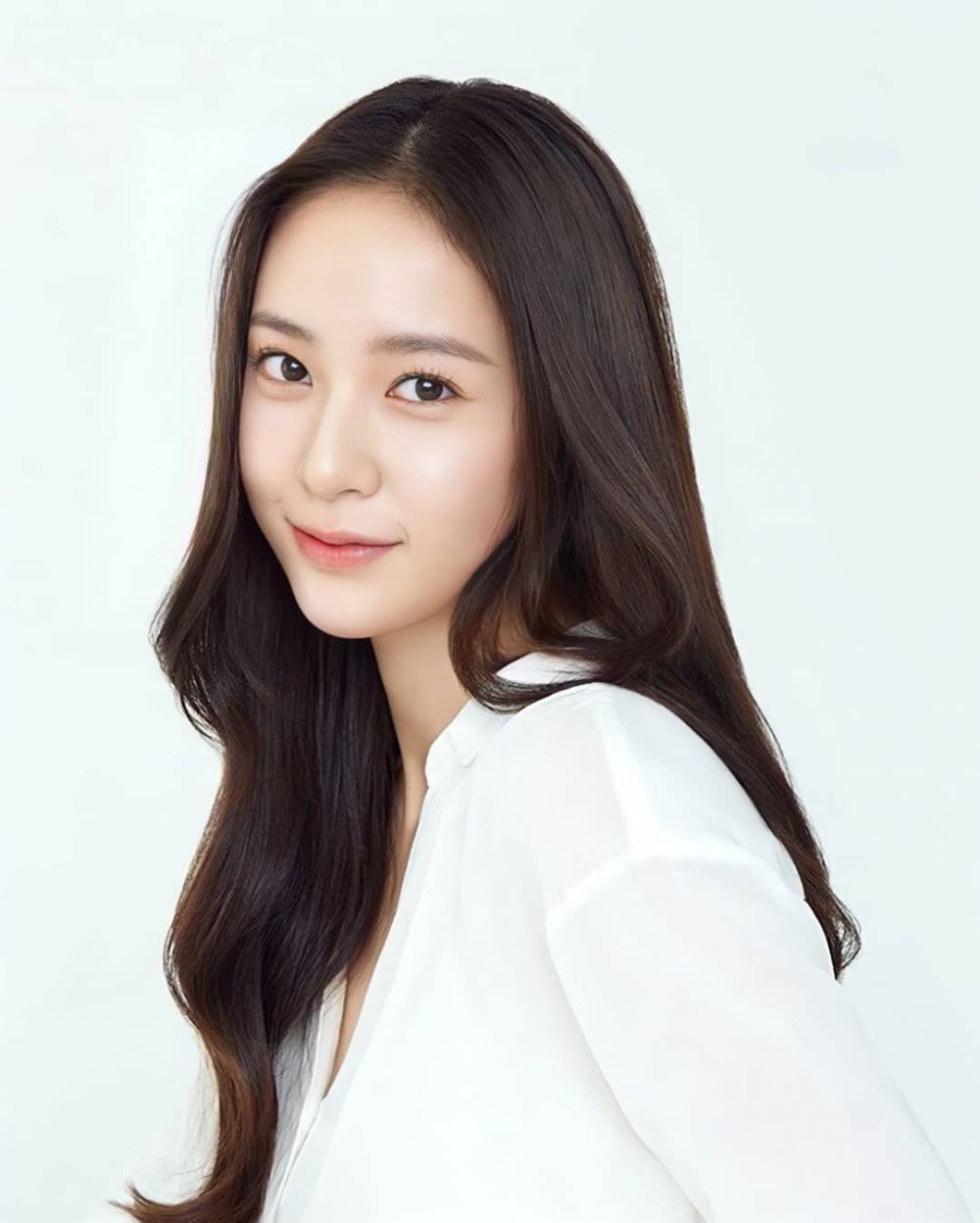 10 Potret Close Up Krystal Jung yang Bikin Terpana