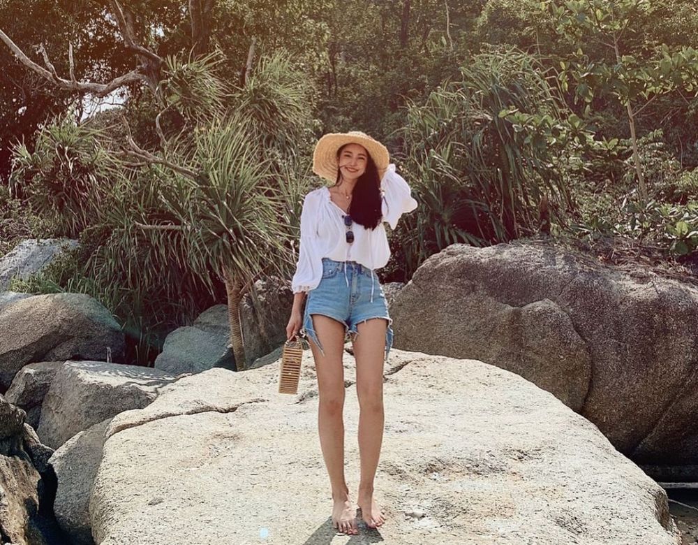 9 Referensi Outfit ke Pantai ala Bua Nalinthip, Fresh Banget