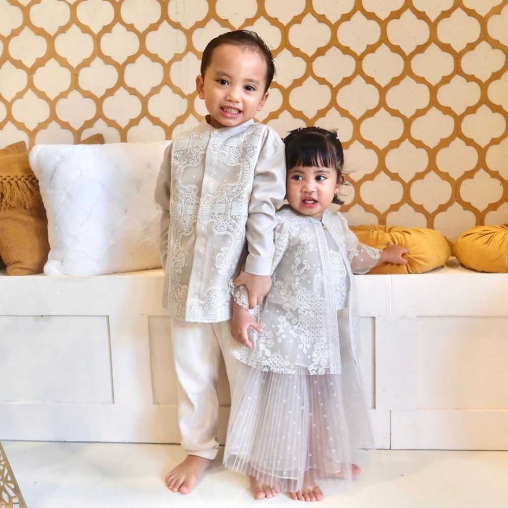 10 Potret Menggemaskan Xabiru saat Peluk Chava