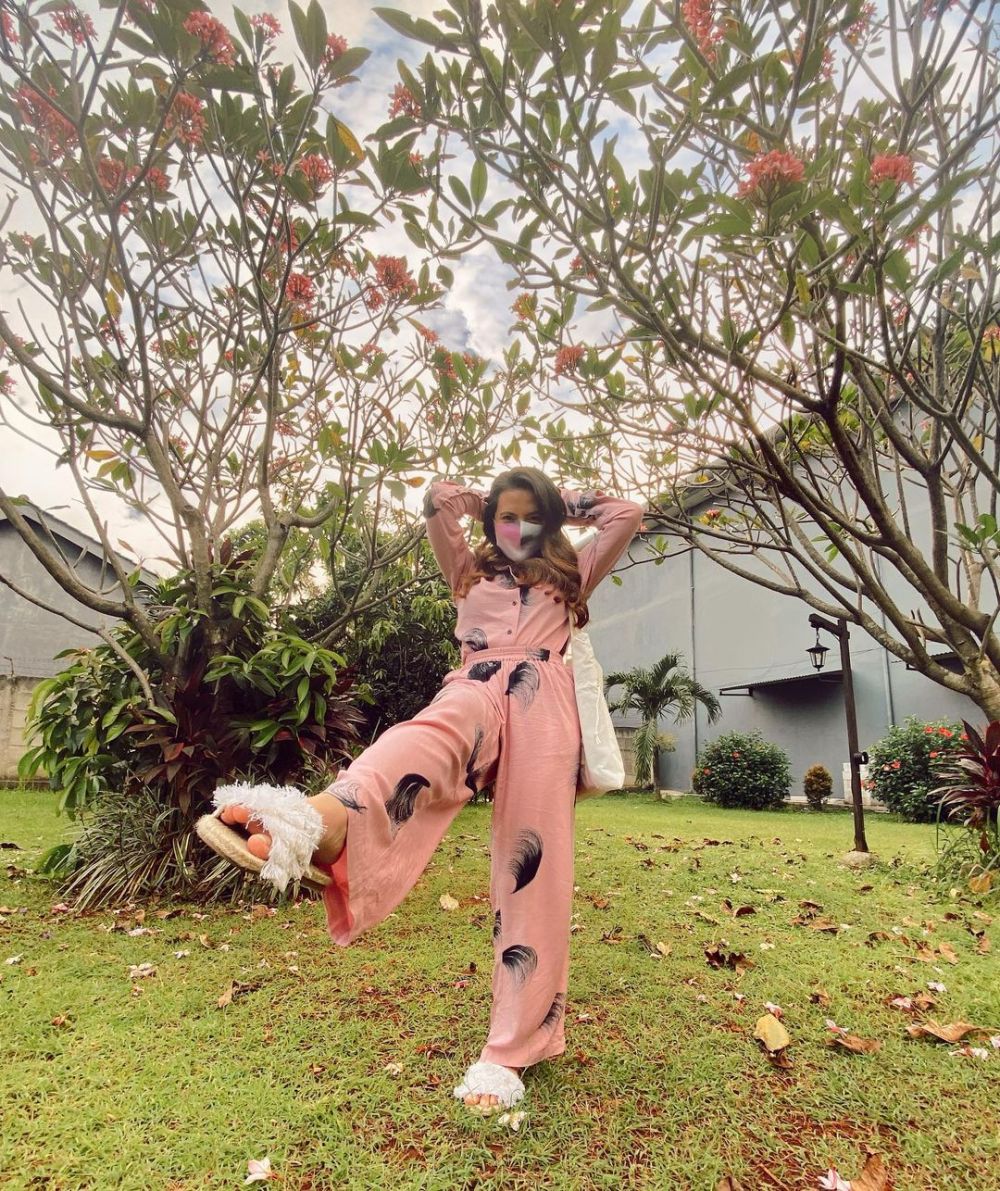 10 Ide OOTD Marsha Aruan dengan Outfit One Set