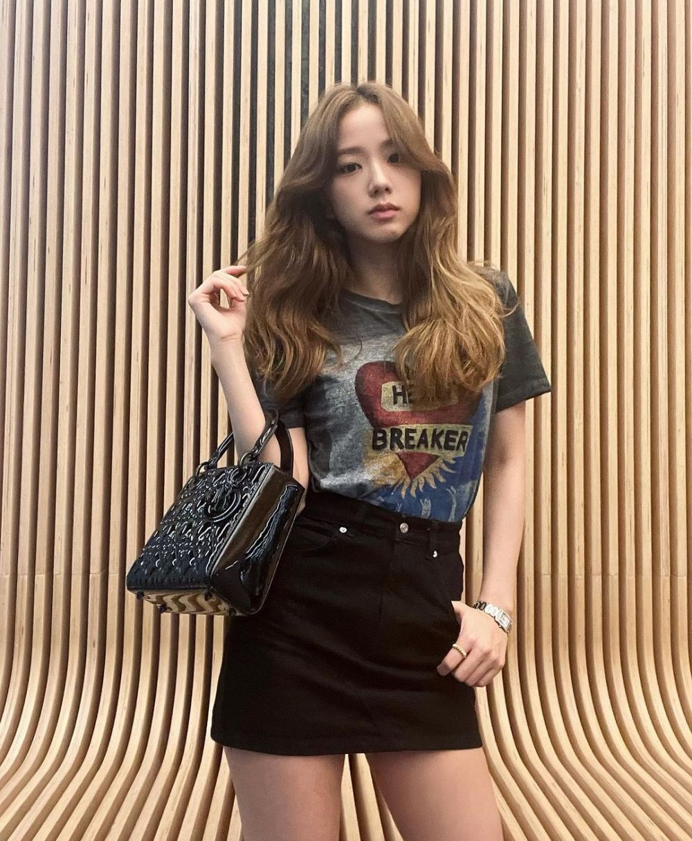 Inspirasi OOTD dengan Rok ala Jisoo BLACKPINK