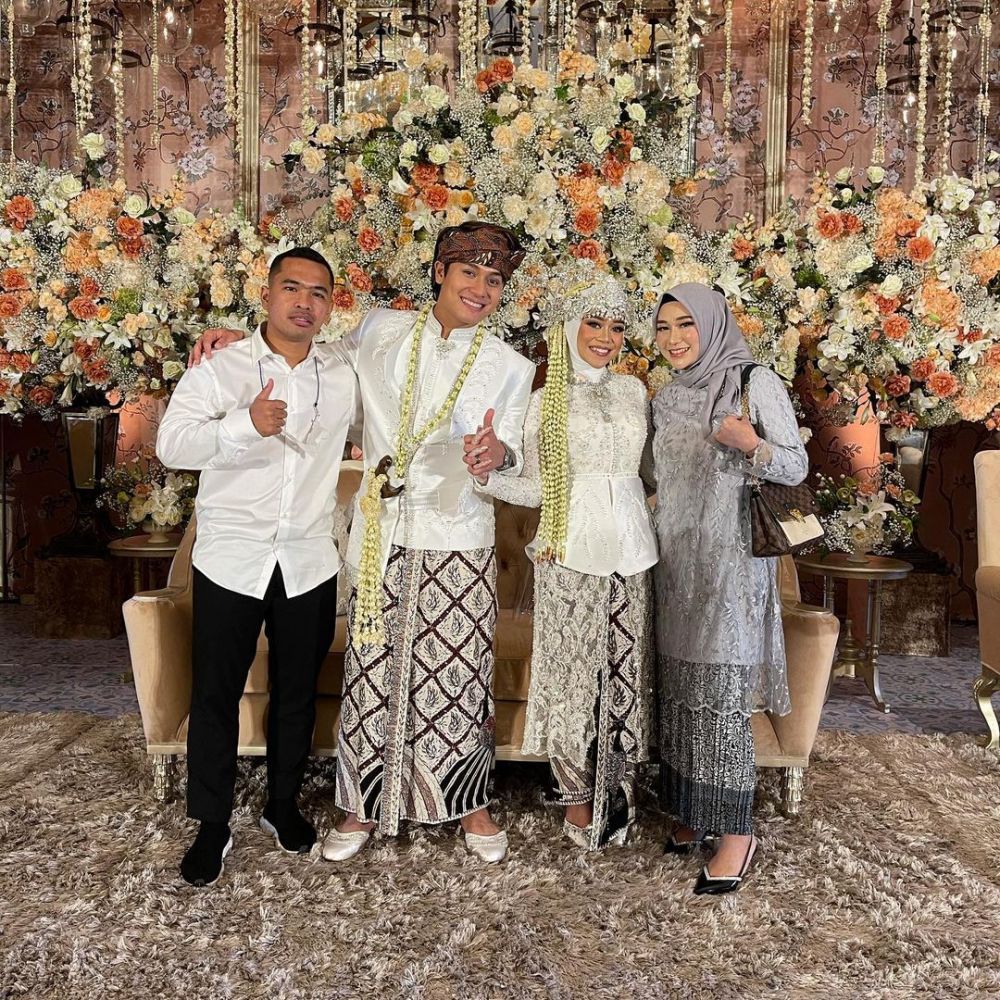 Gaya Artis Pria di Akad Nikah Lesti Kejora dan Rizky Billar Gaya Artis Pria di Akad Nikah Lesti Kejora dan Rizky Billar