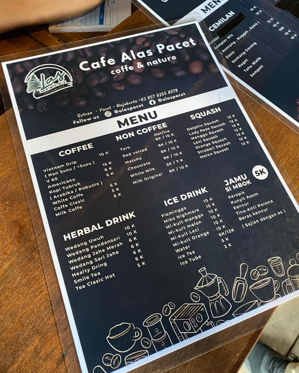 Teduhnya Nongkrong di Tengah Hutan Pinus Alas Pacet