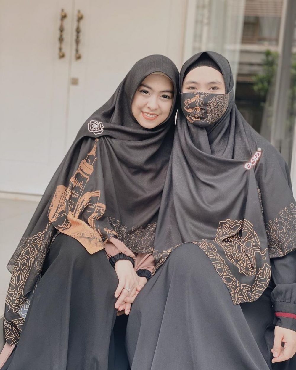 10 Potret Oki Setiana Dewi dan Adik Pakai Baju Senada