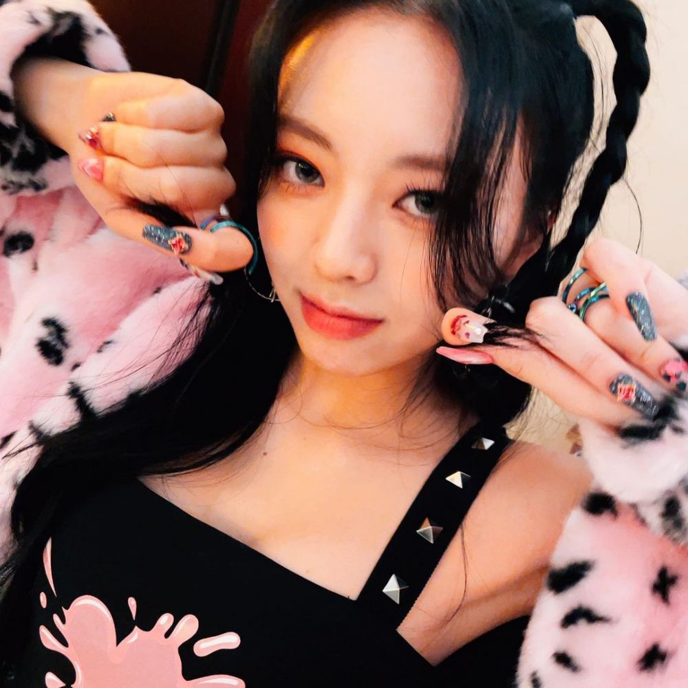12 Inspirasi Nail Art ala Member ITZY, Kuku jadi On Point!