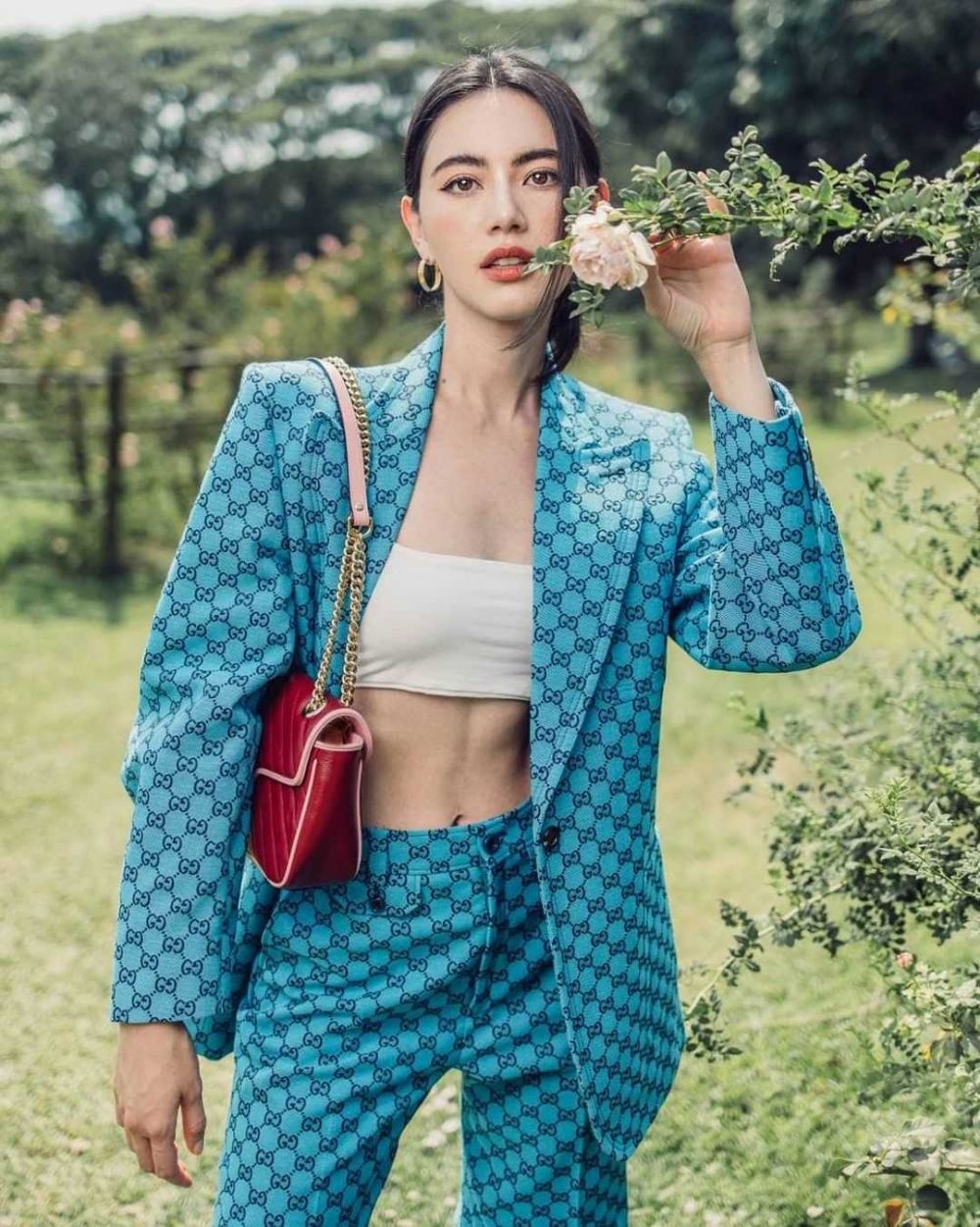 10 Ide Mix and Match Outfit Biru ala Mai Davika