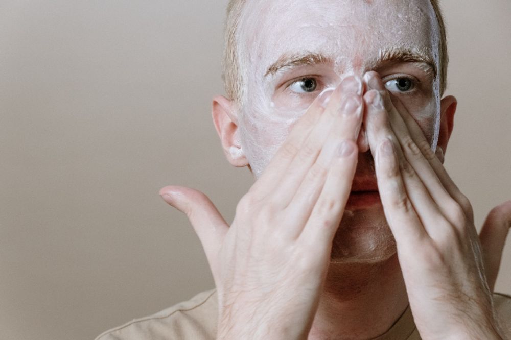5 Urutan Penggunaan Skincare Pria Untuk Kulit Berjerawat