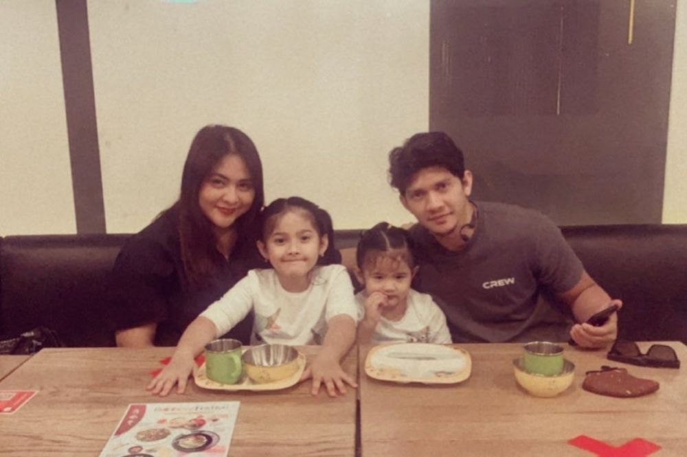 10 Potret Bahagia Iko Uwais dan Audy Item Temani Anak