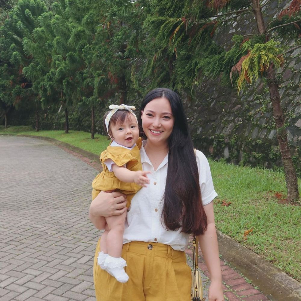 10 Potret Ceria Baby Chloe saat Digendong Asmirandah, Gemas!