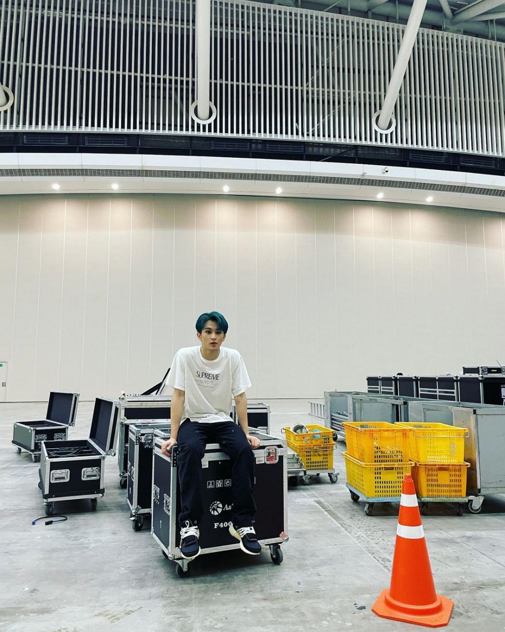 9 Inspirasi Padu Padan Outfit Warna Hitam ala Mark NCT