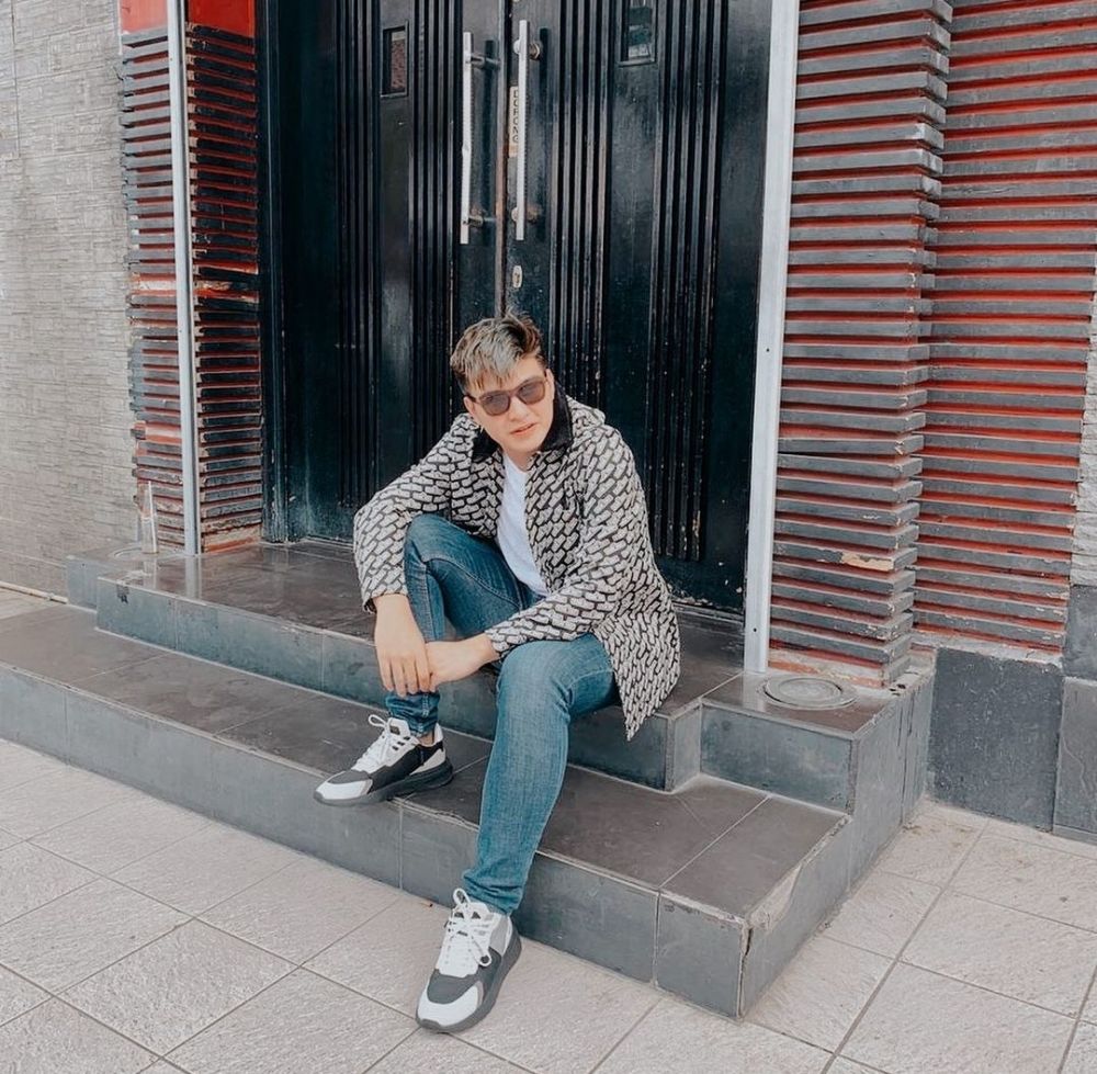 10 Referensi Outfit untuk Hang Out ala Aktor Joshua Otay