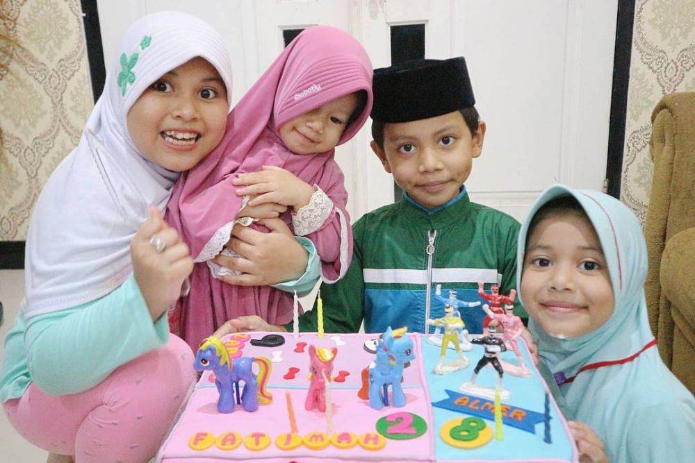 Jarang Disorot, 10 Potret Bahagia Keluarga Puput Melati