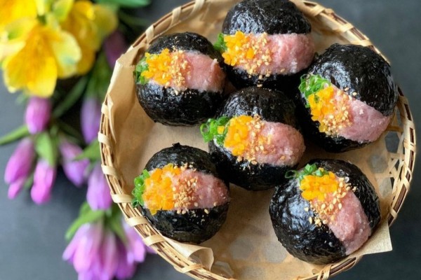 Olahan Nasi dengan Rumput Laut Khas Jepang