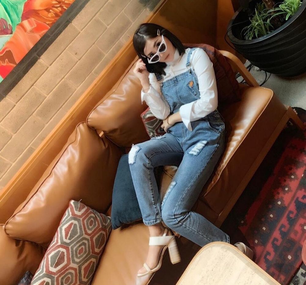 9 Ide Outfit Kasual Berwarna Cerah Ala Eva Anindita