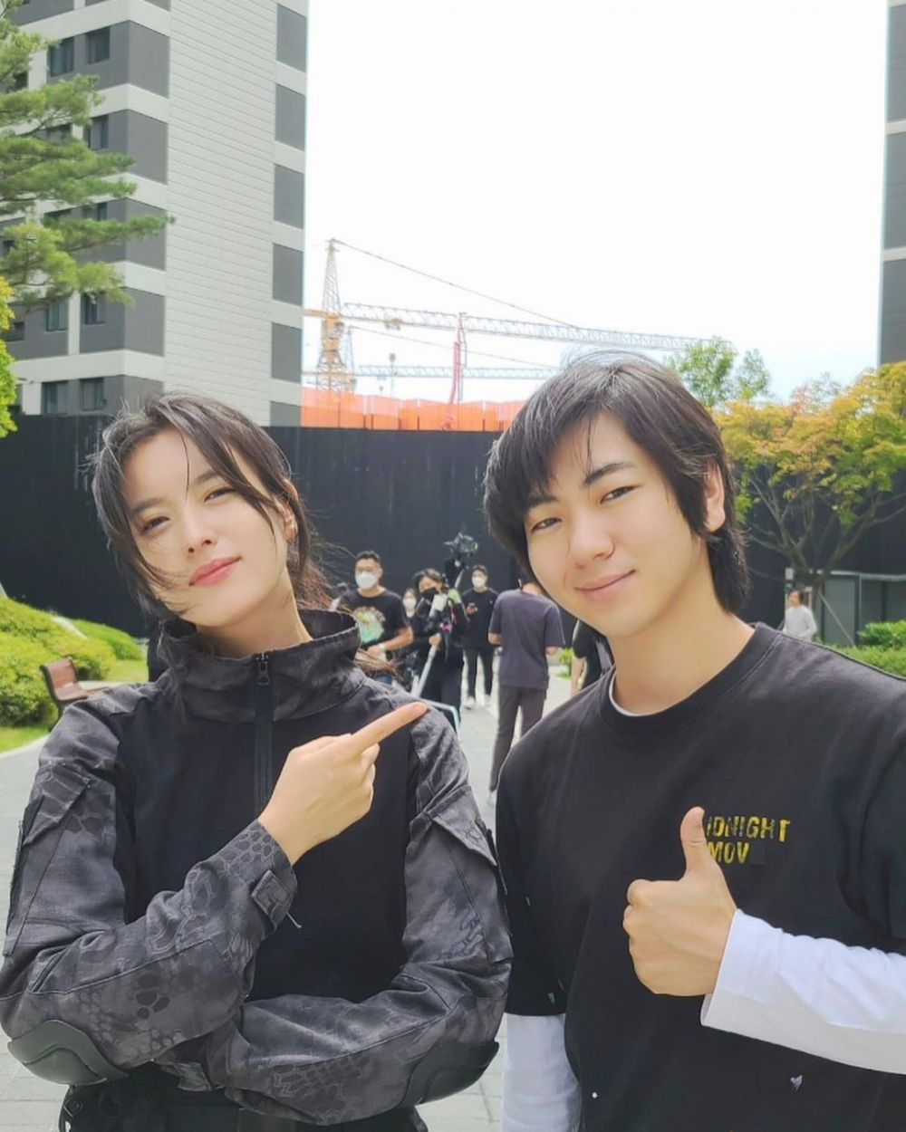 10 Potret Akrab Lee Joo Seung 'Andrew' dengan Cast Happiness