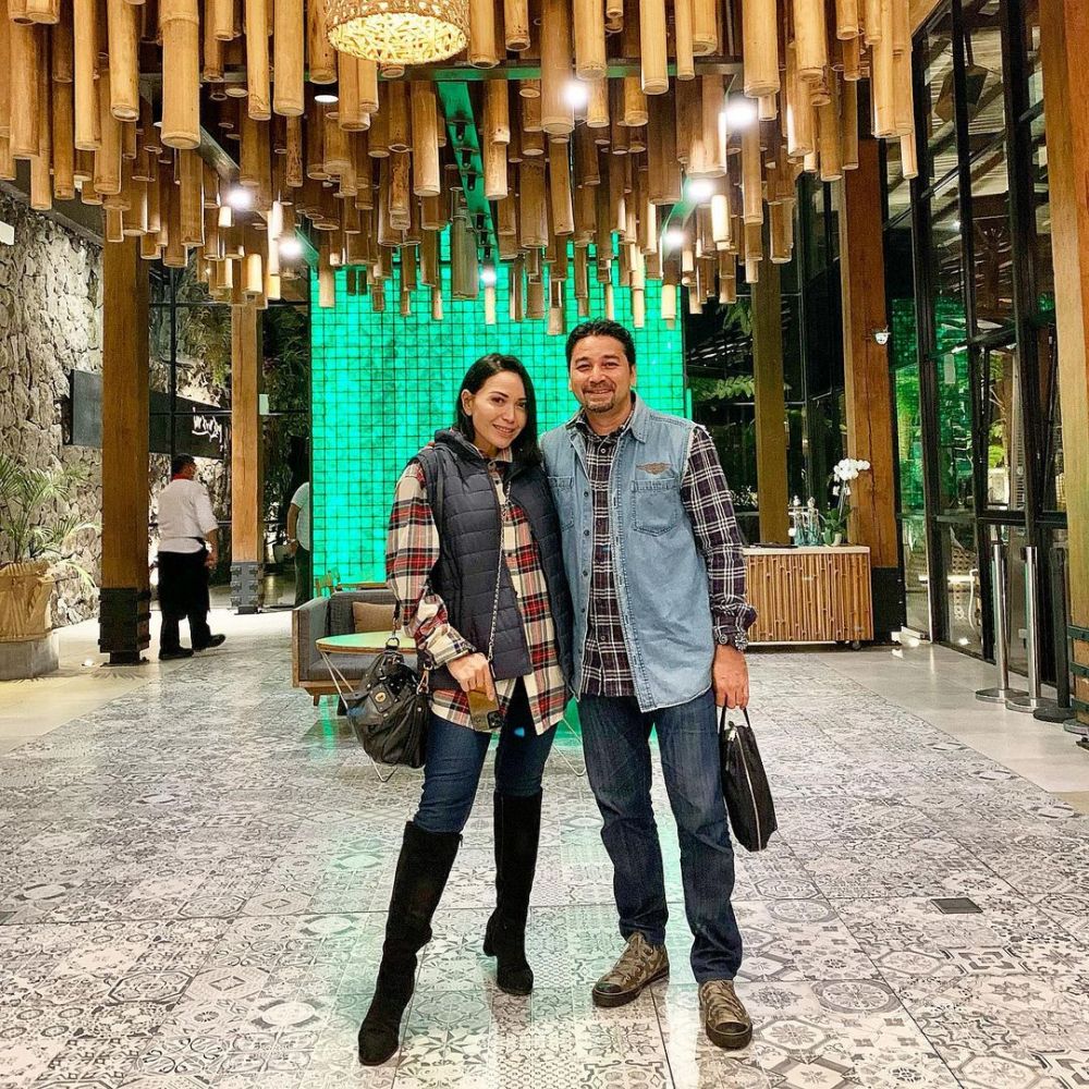 25 Tahun Menikah, Potret Umar Lubis dan Istri Selalu Mesra 25 Tahun Menikah, Potret Umar Lubis dan Istri Selalu Mesra
