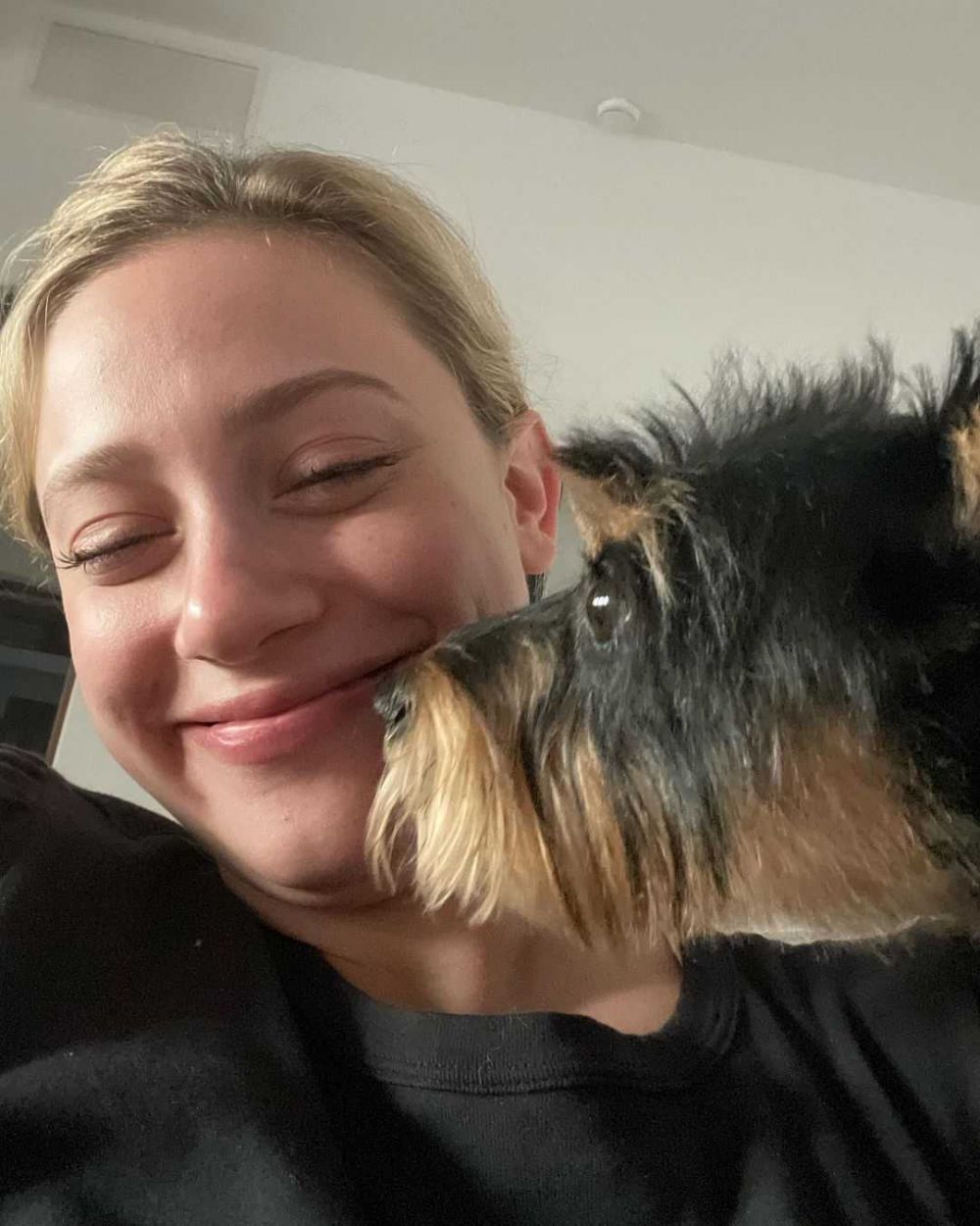10 Potret Bare Face Lili Reinhart, Memukau meski Natural