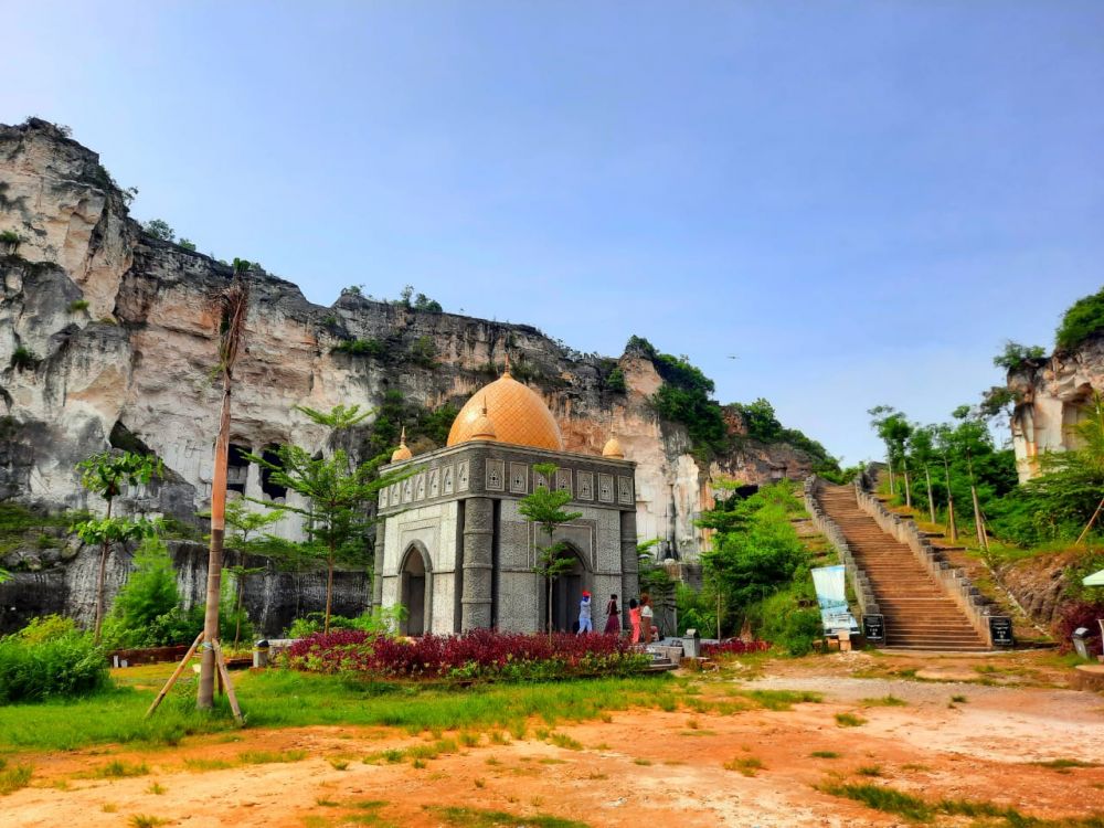 10 Potret Sekapuk Setigi, Bukit Kapur Eksotis di Gresik