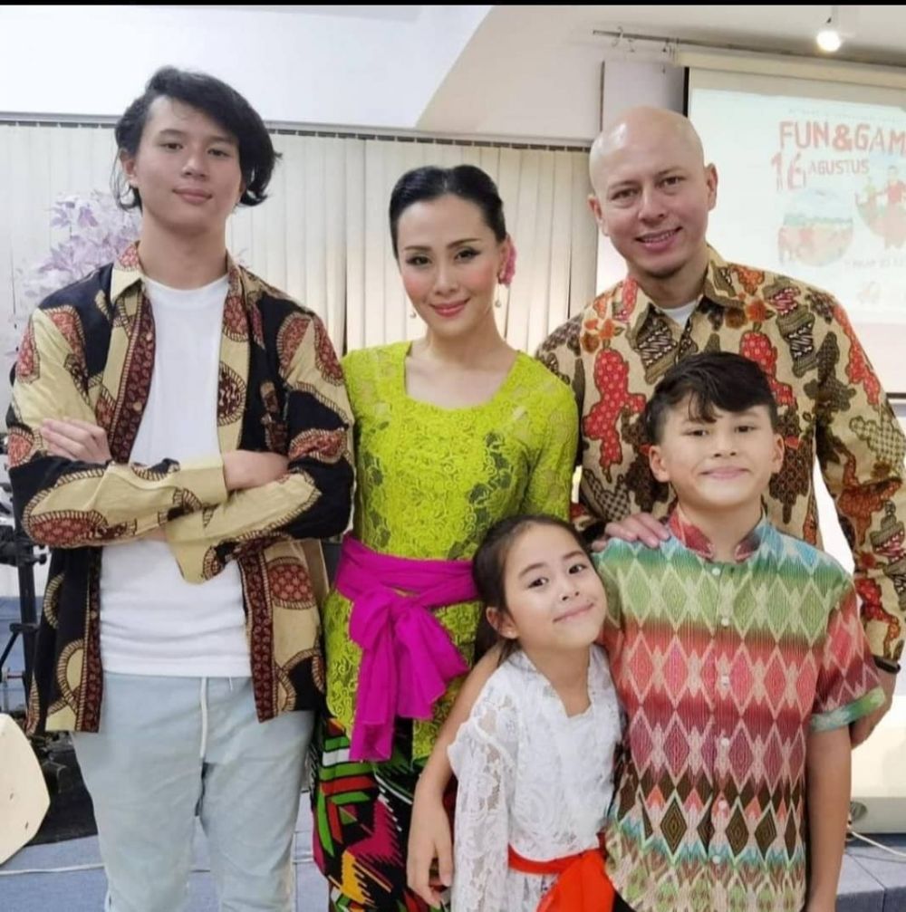 Jadi Pendeta, 9 Potret Mesra Aktor Pierre Roland dan Istri