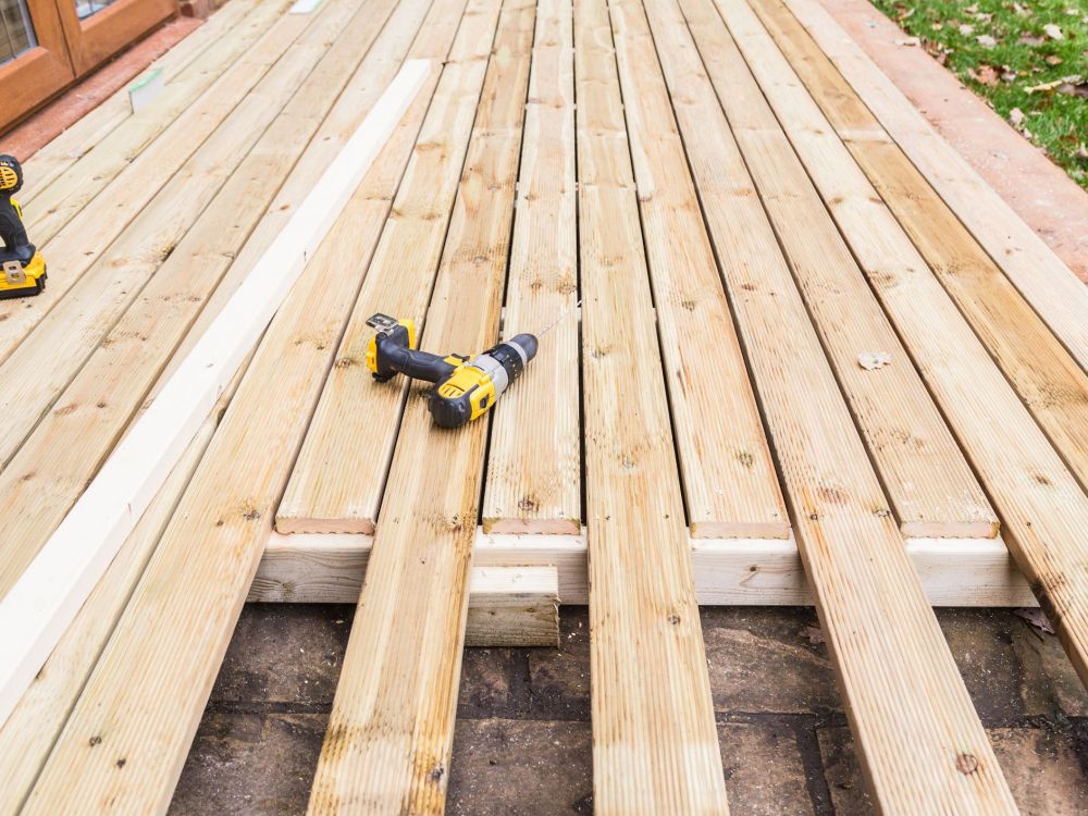 5 Tips Mudah Memasang Decking Kayu Supaya Kuat dan Kokoh