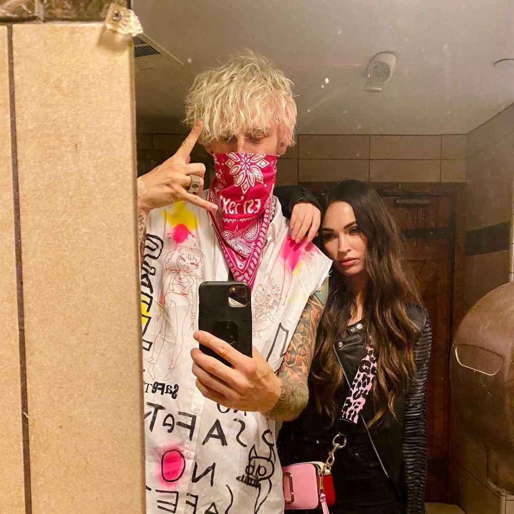 Tunangan 10 Potret Mesra Machine Gun Kelly Dan Megan Fox
